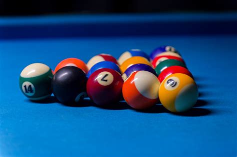 다채로운 당구 공입니다 블루 테이블에서 당구 공입니다 화려한 미국의 풀 스 누 커 공 배경입니다 미국 당구에 바 당구 공을 닫습니다 게임 바 당구 테이블 게임입니다 8에