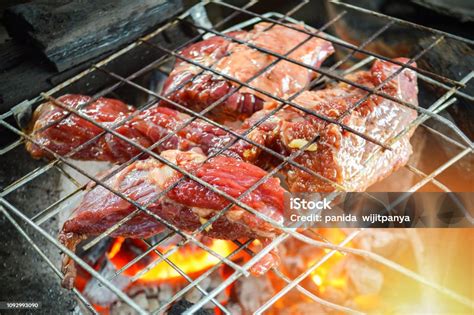 구운 쇠고기 스테이크 고기와 마늘 쇠고기 바베 큐 로스트에 장식 숯 난로에 불 고기에 대한 스톡 사진 및 기타 이미지 고기