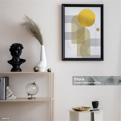 모의 포스터 프레임 커피 테이블 검은 사다리 장식 및 우아한 개인 액세서리가있는 고전적인 거실의 우아한 구성 세련된 가정 장식 템플렛 0명에 대한 스톡 사진 및 기타 이미지