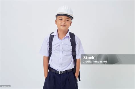 하얀 바탕 현수막에 배낭 가방과 안전 헬멧을 쓴 태국 교복을 입고 서 있는 어린 아시아의 귀여운 소년 학교로 돌아가기 14 15 살에 대한 스톡 사진 및 기타 이미지