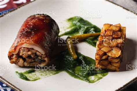 감자와 시금치 소스를 곁들인 고기를 곁들인 룰렛을 닫습니다 레스토랑에서 드실 수 있습니다 Brasserie에 대한 스톡 사진 및 기타 이미지 Istock