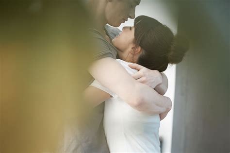 既婚男女が「婚外恋愛」の相手に感じた魅力…「体の相性」「優しさ」を上回る“男女共通”のトップ回答が生々しかった オトナンサー