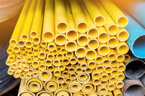 노란색 플라스틱 파이프 배경에 가까운 창고에 적층 Pvc 파이프 개체 그룹에 대한 스톡 사진 및 기타 이미지 개체 그룹 관