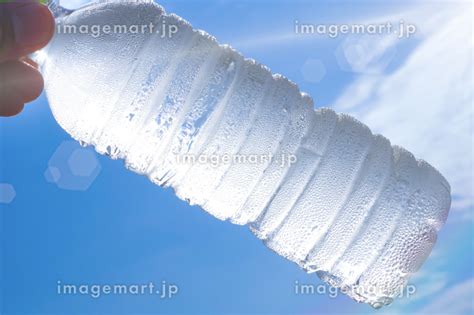 キンキンに冷えたペットボトルの水と青空の写真素材 193830539 イメージマート