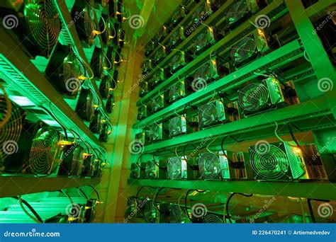 добытчики биткоина на большой ферме оборудование для майнинга Asic на стойках майнит