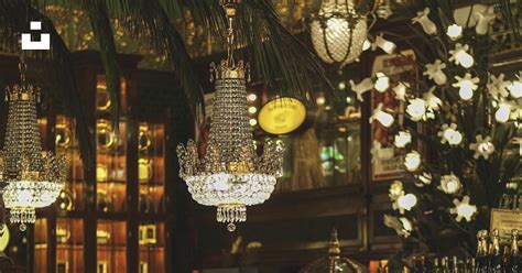 크리스마스 장식으로 가득 찬 가게 사진 Unsplash의 무료 램프 이미지