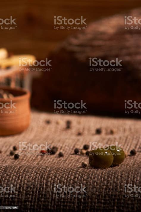 올리브는 빵 바게트와 치즈의 배경에 테이블에 있습니다 선택적 초점 건강한 생활방식에 대한 스톡 사진 및 기타 이미지 건강한 생활방식 금색 나뭇가지 Istock