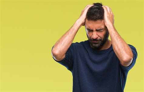 격리 된 배경 때문에 두통 절망과 스트레스에서 고통 위에 성인 히스패닉 남자 통증과 편두통 머리에 손입니다 걱정하는에 대한 스톡 사진 및 기타 이미지 Istock