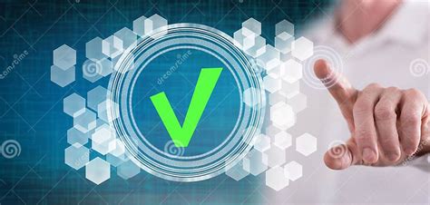 Hombre Que Toca Un Concepto Del Proceso De Validación Foto De Archivo Imagen De Pantalla