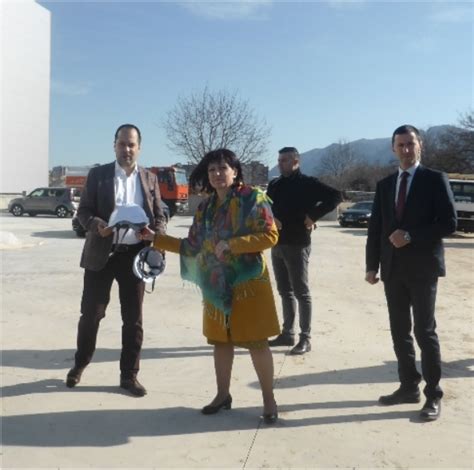 Цвета Караянчева посети новостроящите се заводи във Враца снимки