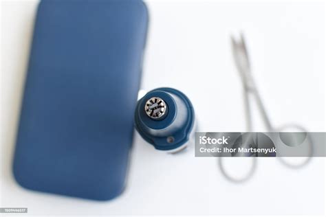 미용사 및 페디큐어 도구 코털 트리머 가위 작은 네일 파일 및 남자의 손 손톱 관리를위한 핀셋 0명에 대한 스톡 사진 및 기타 이미지 Istock