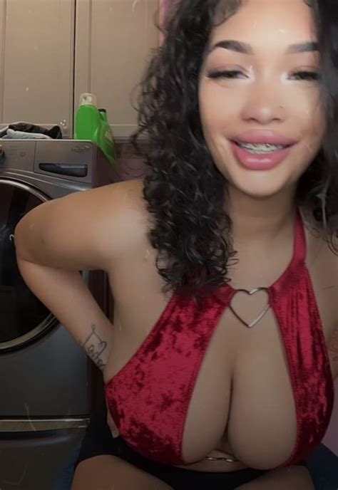 Lexie Red Velvet Top Presenting Boobs Pic