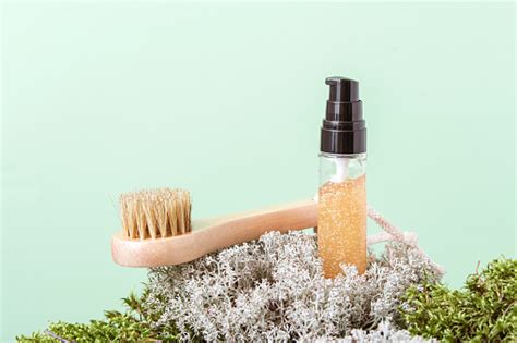 회색과 녹색 이끼 배경에 유리 병 모형과 나무 마사지 브러시 친환경 천연 케어 유기농 제품 뷰티 트리트먼트 스파 컨셉 공간을 복사합니다 0명에 대한 스톡 사진 및 기타