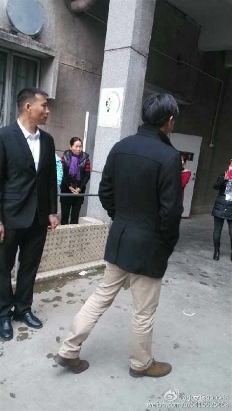 The Real China 真实的中国 12月18日，广东省深圳市，庆盛服饰皮具有限公司维权工人遭200余警察暴力镇压，多名工人被殴打