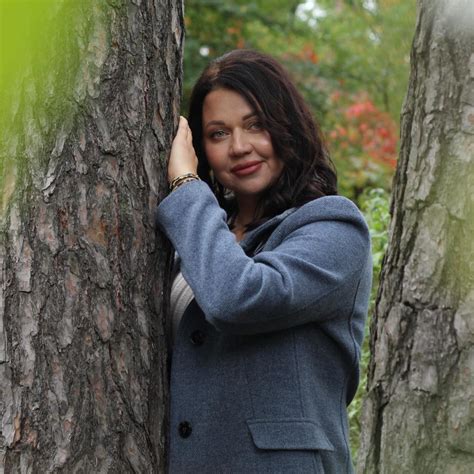 Все родные крутят у виска А ты просто видишь Ты чувствуешь людей Ты знаешь кто перед тобой