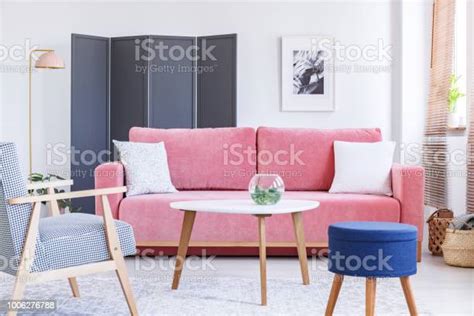 분홍색 Settee와 다채로운 파스텔 거실 인테리어에의 한 안락의 자 및 블루 자 실제 사진 목재 재료에 대한 스톡 사진 및 기타 이미지 Istock