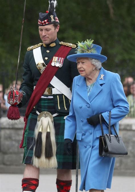 נעים להכיר הקצין הסקוטי שמטריף את הממלכה