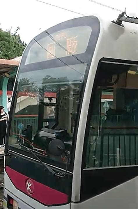 輕鐵脫軌乾磨地面冒白煙 列車不斷發出刺耳聲 港鐵已就事件報警 星島日報