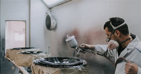 보호복을 입고 스프레이 압축기를 사용하여 자동차 부품을 칠하는 마스크를 쓴 남자 선택적 초점 사진 Unsplash의 세르비아 이미지