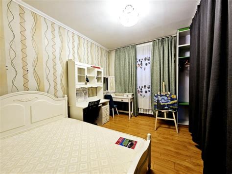 Их дэлгүүрийн зүүн талд гал тогоо тустай 3 өрөө түрээслүүлнэ