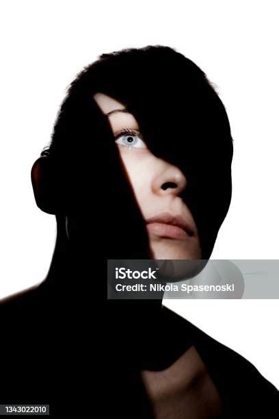 귀여운 소녀의 세련된 스튜디오 초상화 그녀의 얼굴에 하드 그림자와 아름다운 젊은 여자의 실루엣 화이트 백그로웅에 대한 20 29세에 대한 스톡 사진 및 기타 이미지 Istock