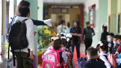 ИРГЭН Зургаадугаар ангийн хүүхдүүд даалгавраа хийгээд үс нь туг тугаараа унаж цагаан мах нь