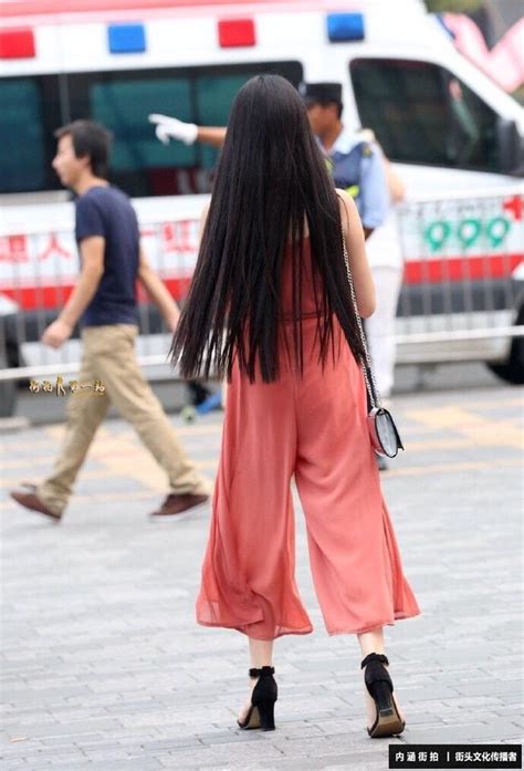 帝都街頭一位長發齊腰的美女 皮膚很細嫩 每日頭條