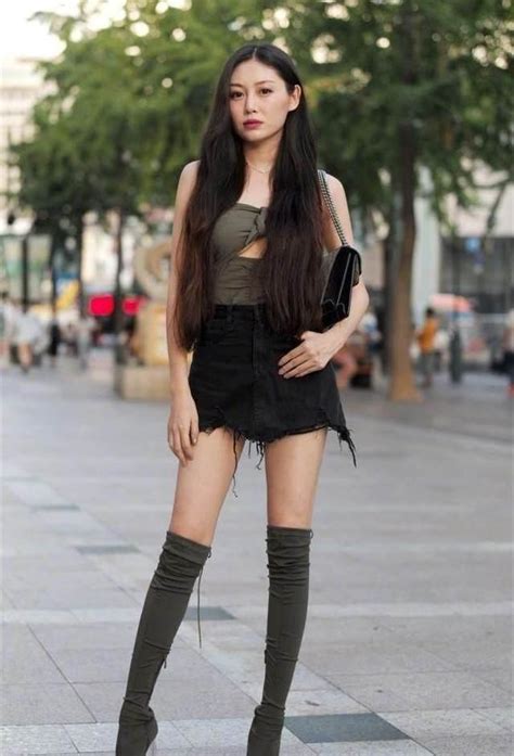 街拍：长发美女短裙搭长筒袜靴，身材高挑，勾勒出纤细白皙长腿！长筒袜美女白皙新浪新闻