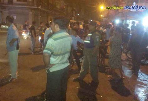 ស្រវឹងស្រា បើក រ៉ឺ ម៉ក ម៉ូតូ កៀរ រថយន្ត បែក ស្តុ ប ខឹង ទាញ ទូរស័ព្ទដៃ ថត អ្នក យក ព័ត៌មាន វិញ