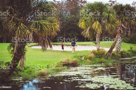 플로리다에서 휴가에 목가적 인 골프 코스에 아버지와 딸과 가족 35 39세에 대한 스톡 사진 및 기타 이미지 35 39세 6 7 살 가족 Istock