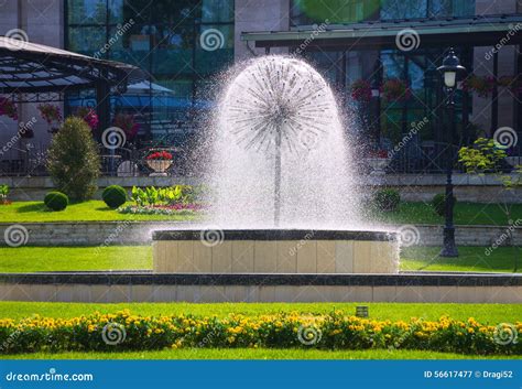 Красивый фонтан с пропуская Watter Стоковое Изображение - изображение ...