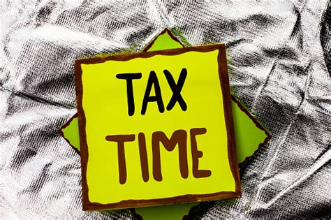 세금 시간을 보여주는 텍스트 기호 개념 사진 과세 기한 금융 지불 회계 지불 소득 수익 실버 질감된 배경에 쌓아 스티커 메모 용지에 작성 개념에 대한 스톡 사진 및 기타