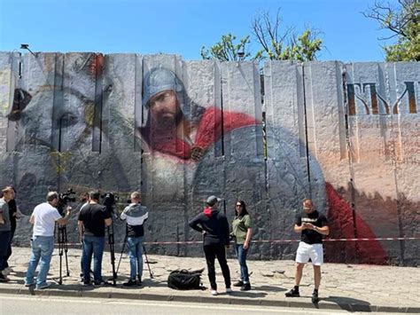 Алея на бойната слава на стените на казармата в Благоевград