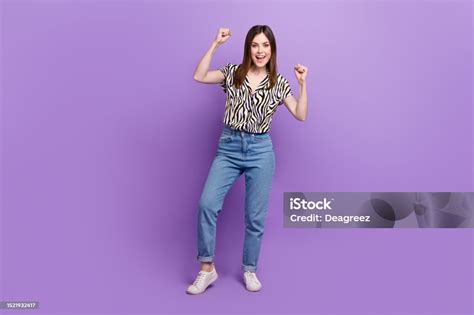 젊은 기뻐하는 소녀 주먹의 전체 사진은 그녀가 가장 좋아하는 패션 모델을 축하하고 보라색 배경에 고립된 그녀의 옷을 보여줍니다 20 24세에 대한 스톡 사진 및 기타 이미지