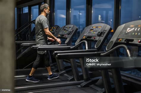 헬스 클럽에 디딜 방 아에 걷는 심각한 고위 남자의 전체 길이입니다 밤 하루 시간대에 대한 스톡 사진 및 기타 이미지 밤 하루 시간대 체육관 헬스 클럽 Istock