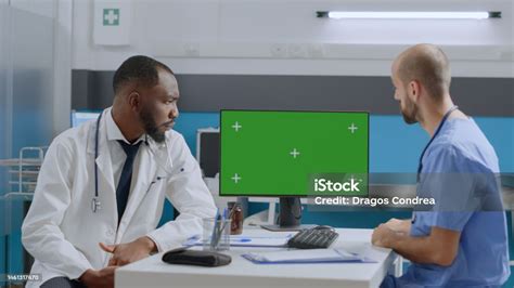 테이블 위에 서 있는 격리된 디스플레이가 있는 그린 스크린 크로마 키 컴퓨터 모형 2명에 대한 스톡 사진 및 기타 이미지 2명 간호사 건강 진단 Istock