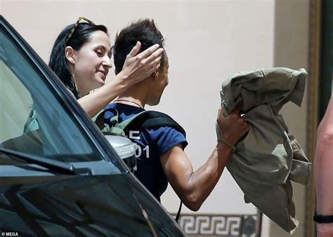 Im A Celebrity Adele Roberts Shares Tender Kiss With Girlfriend After