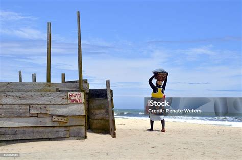 해변에서 머리에 바구니를 들고 있는 어부의 전체 길이 뒷모습 가나에 대한 스톡 사진 및 기타 이미지 가나 건축물 경관 Istock