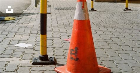 회색 콘크리트 포장에 빨간색과 검은 색 교통 콘 사진 Unsplash의 무료 원뿔 이미지