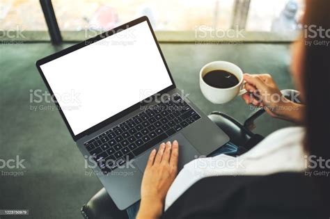 사무실에서 커피를 마시는 동안 빈 흰색 바탕 화면으로 노트북 컴퓨터에서 사용하고 입력하는 여성 개념에 대한 스톡 사진 및 기타 이미지 Istock