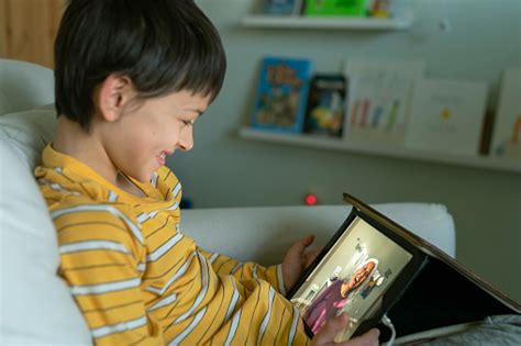 태블릿 컴퓨터에서 교사와 혼합 인종 소년 E러닝 비디오 컨퍼런스 태평양 섬 민족에 대한 스톡 사진 및 기타 이미지 태평양 섬 민족 다민족 그룹 사람들 Istock