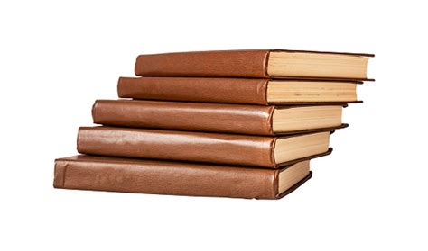 고전적인 책은 흰색 배경에 고립 된 갈색 표지에 쌓여 있습니다 소설은 계단처럼 서로 쌓여 있었다 독서 교육 개념 0명에 대한 스톡 사진 및 기타 이미지 Istock