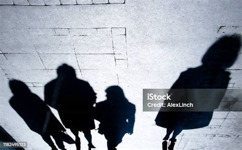 밤에 걷는 사람들의 흐릿한 그림자 실루엣 그리고 혼자 서있는 한 여자 거리에 대한 스톡 사진 및 기타 이미지 거리 그림자 도시 Istock