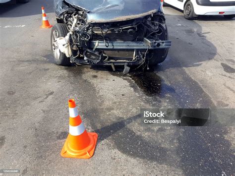 전방 충돌 후 깨진 Suv 자동차는 엔진에서 유출 된 기름의 유출 아무도 사고 정면 충격에 의해 울타리 차량의 엔진 실을 손상 0명에 대한 스톡 사진 및 기타 이미지