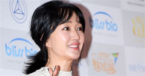 수애 미소와 함께 사진