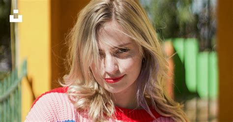 Foto Zum Thema 빨간색 분홍색 파란색 노란색 줄무늬 니트 스웨터를 입은 여성 Kostenloses Bild Zu Los Angeles Auf Unsplash