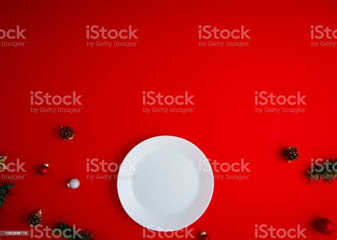 최소한의 상단 보기 크리스마스 공 장식과 빨간색 배경 복사 공간에 흰색 접시 0명에 대한 스톡 사진 및 기타 이미지 0명 개념 구도 Istock