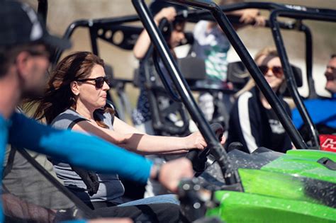 쿼드 바이크 나 Atv와 Utv 차량으로 오프 로드 운전 하는 친구 4x4 자동차에 대한 스톡 사진 및 기타 이미지 4x4 자동차 4륜 오토바이 경쟁 Istock