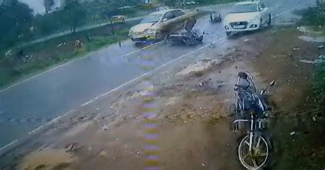 Sangli Accident Newsअंगावर काटा आणणारा Video कार आणि दुचाकीचा भीषण
