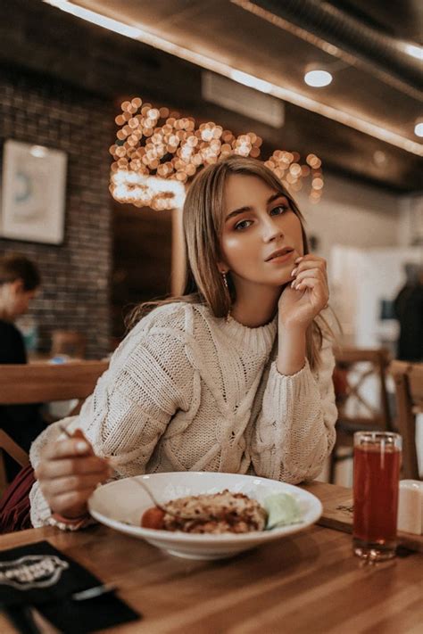 Девушка с пастой Фотосессия Идеи для фото Пляжные фотографии позы